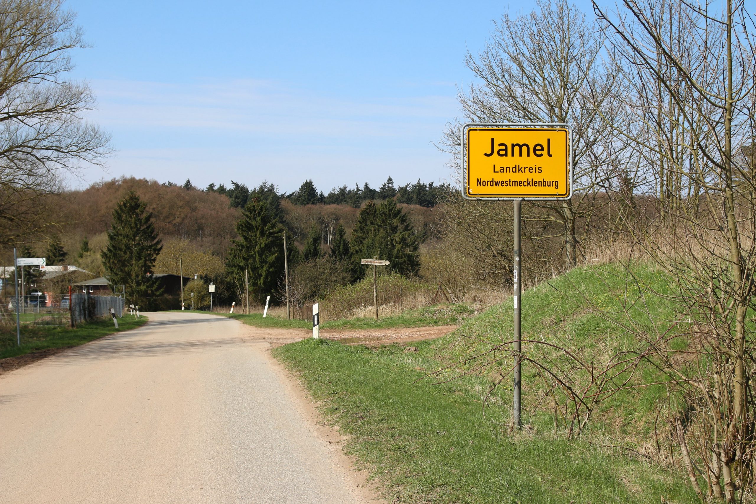 Tag 7: Jamel – Ein Abstecher ins Dorf der Glatzen - correctiv.org